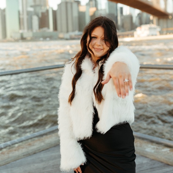 Abby's Closet (@abbyv1621) | Poshmark